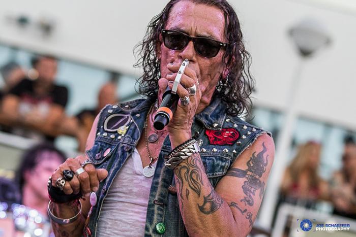 Stephen Pearcy de RATT vuelve a salir intoxicado al escenario ...