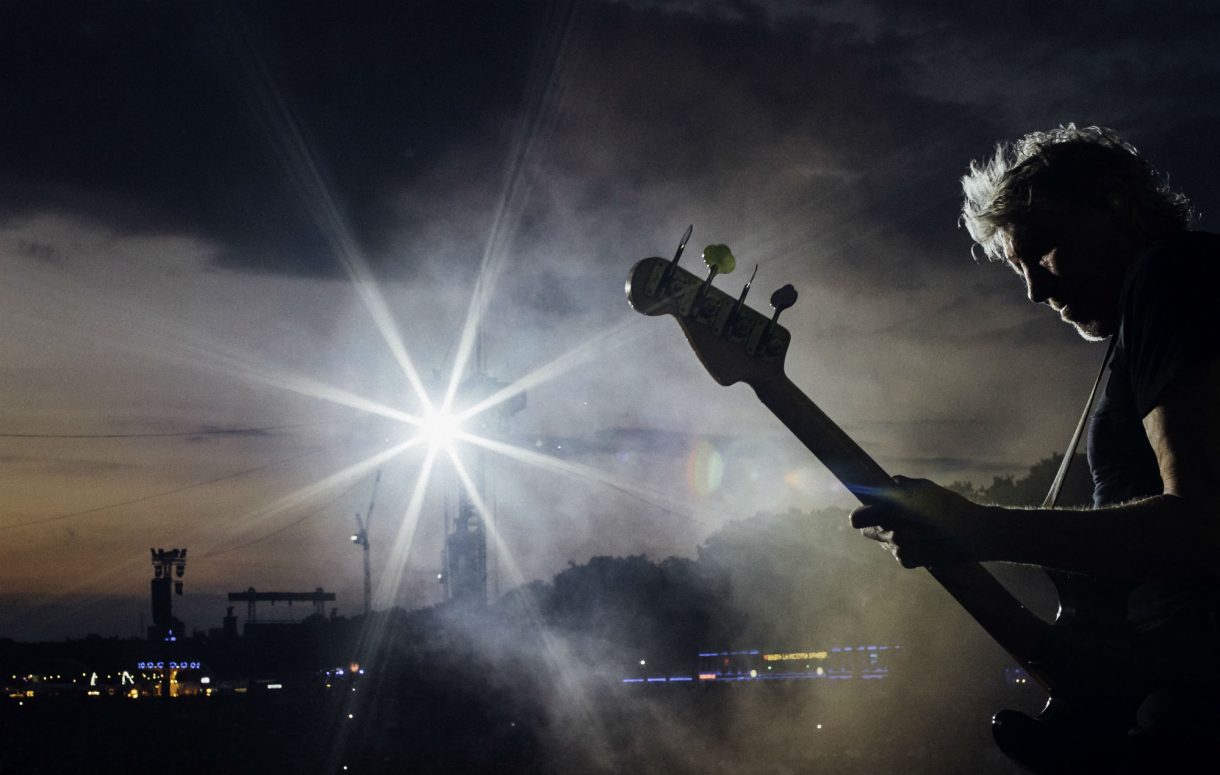 Mira a Roger Waters tocando «Dogs» de Pink Floyd en la cinta Us + Them ...